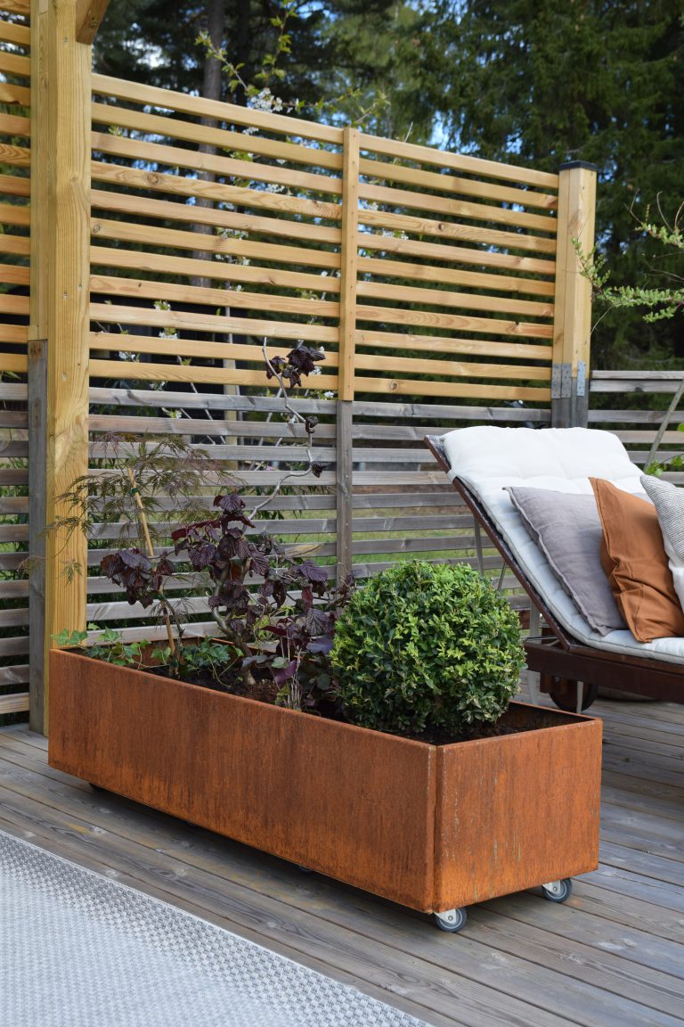 Inred altanen med planteringar - Scandinaviangrey