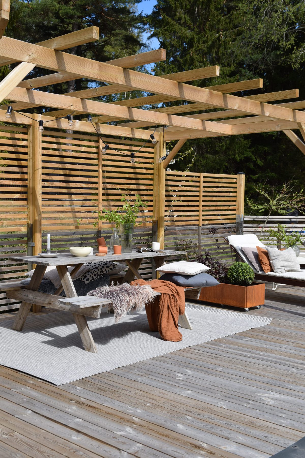 Inred altanen med planteringar - Scandinaviangrey